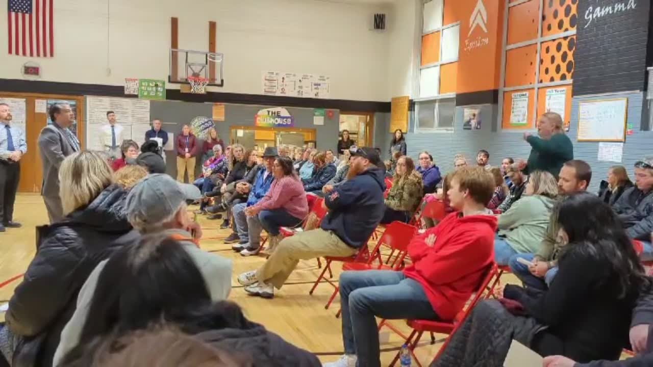 Washington Elementary parent Colleen Hohn expresses her grievances with ...