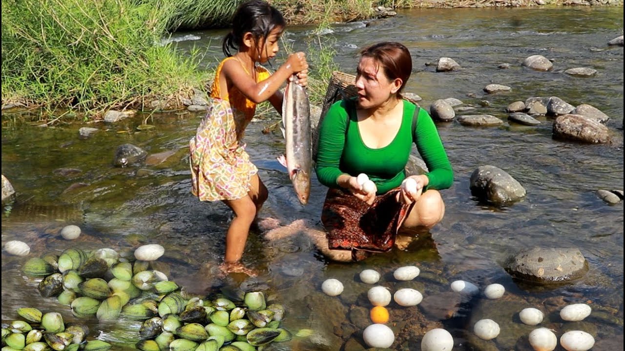 Giant fish with egg cooking for dinner- Boiled clams spicy tasty ...