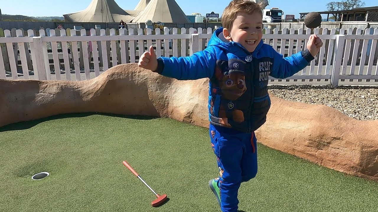 Mini golf kids | Kids playing golf - YouTube