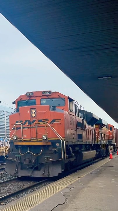 BNSF 9317 leads a long ethanol drag west - YouTube