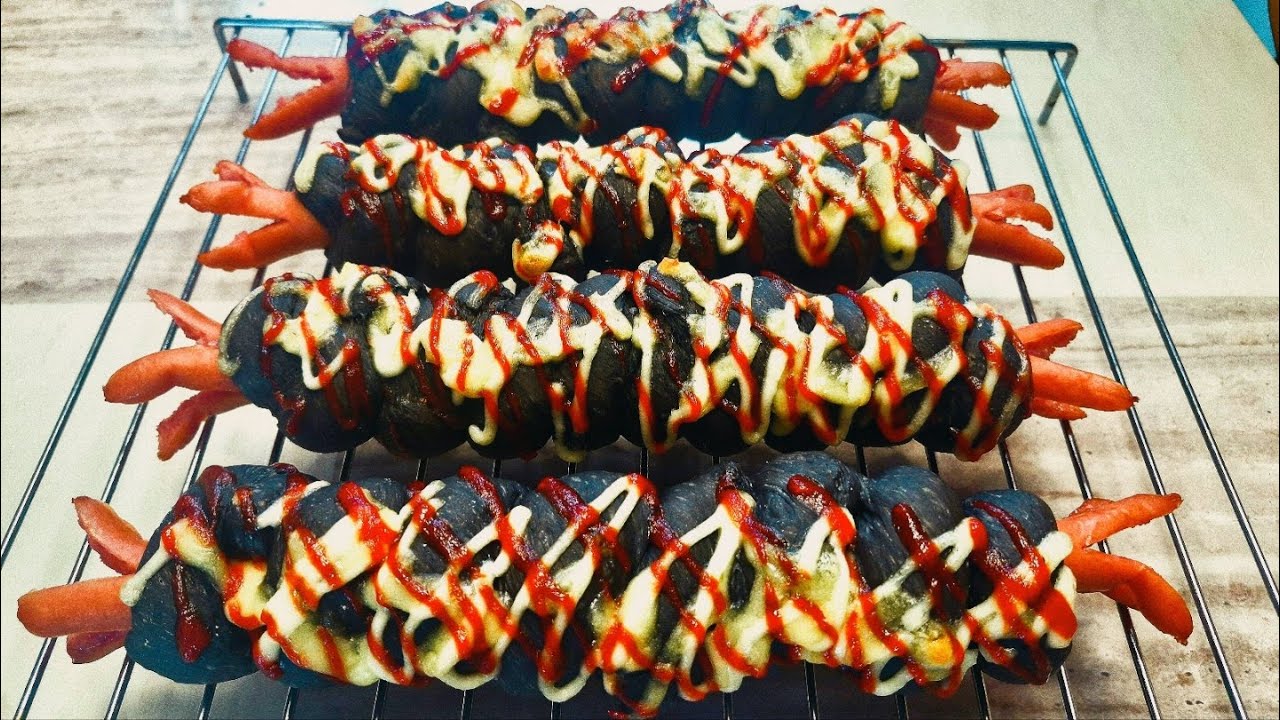 먹물 치즈 롱소세지빵 만들기 Making ink cheese long sausage bread - YouTube