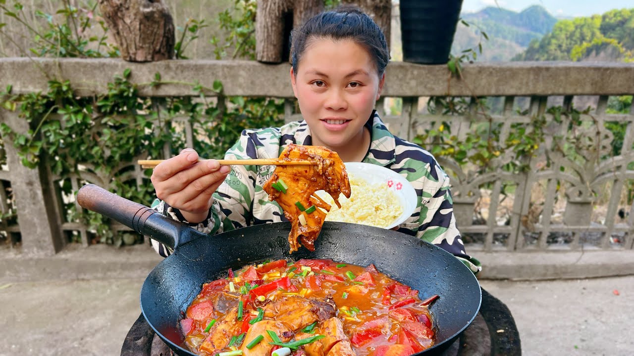 Eat delicious beef tendon today歐妹4斤牛板筋做紅燒，配上胡蘿蔔小米椒，大塊牛板筋吃著真過癮 - YouTube