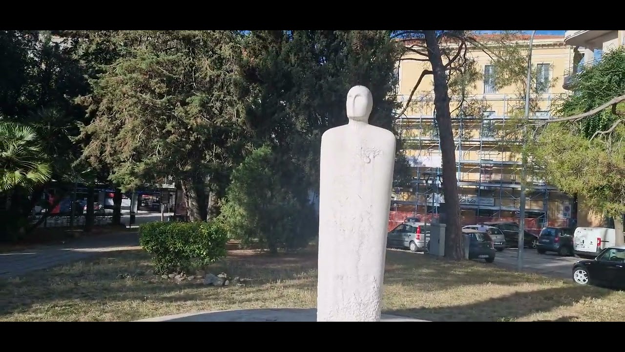 Teramo. Solito degrado nei giardini Marcozzi - YouTube