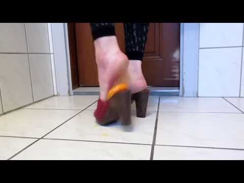 Inshoe crushing mandarin with High-Heels, barefoot