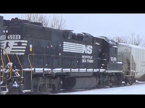 IAIS 514 West w/ NS GP38-2 High Hood, Moline, IL - YouTube