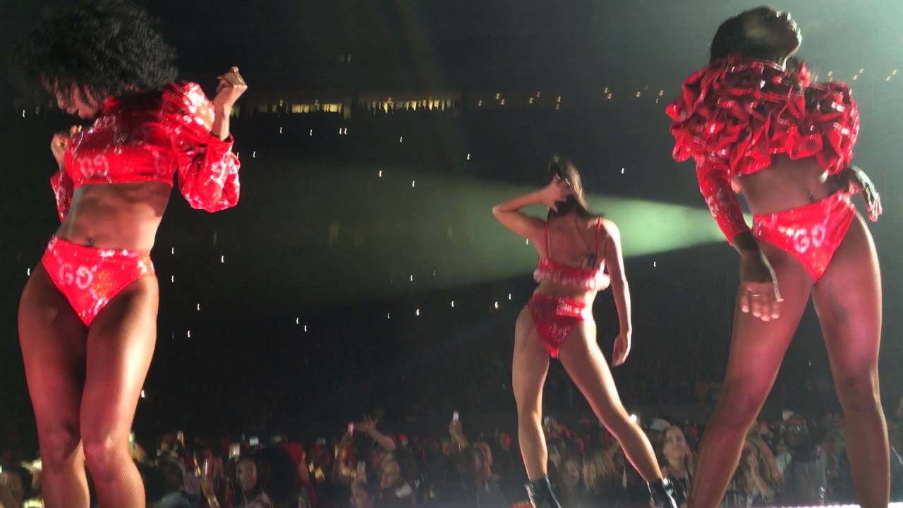BEYONCE - 'Flawless' - LIVE & UP CLOSE - Formation - BEYOTR Runway - 5-3-16 - Raleigh - YouTube