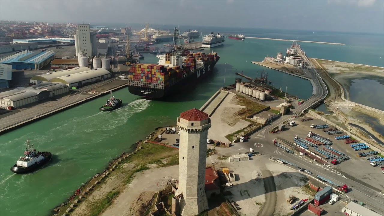 L'ingresso della MSC Judith al Terminal Lorenzini - YouTube