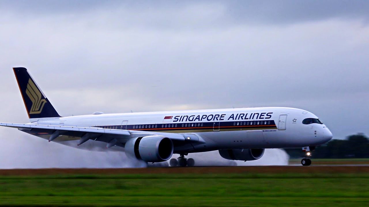 A350 Powerful Thrust reverse on wet runway Singapore Airlines - YouTube