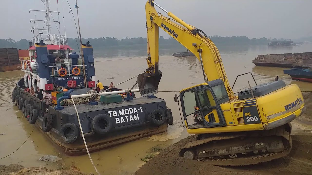 DETIK DETIK TUG BOAT DI TAREK ALAT BERAT - YouTube
