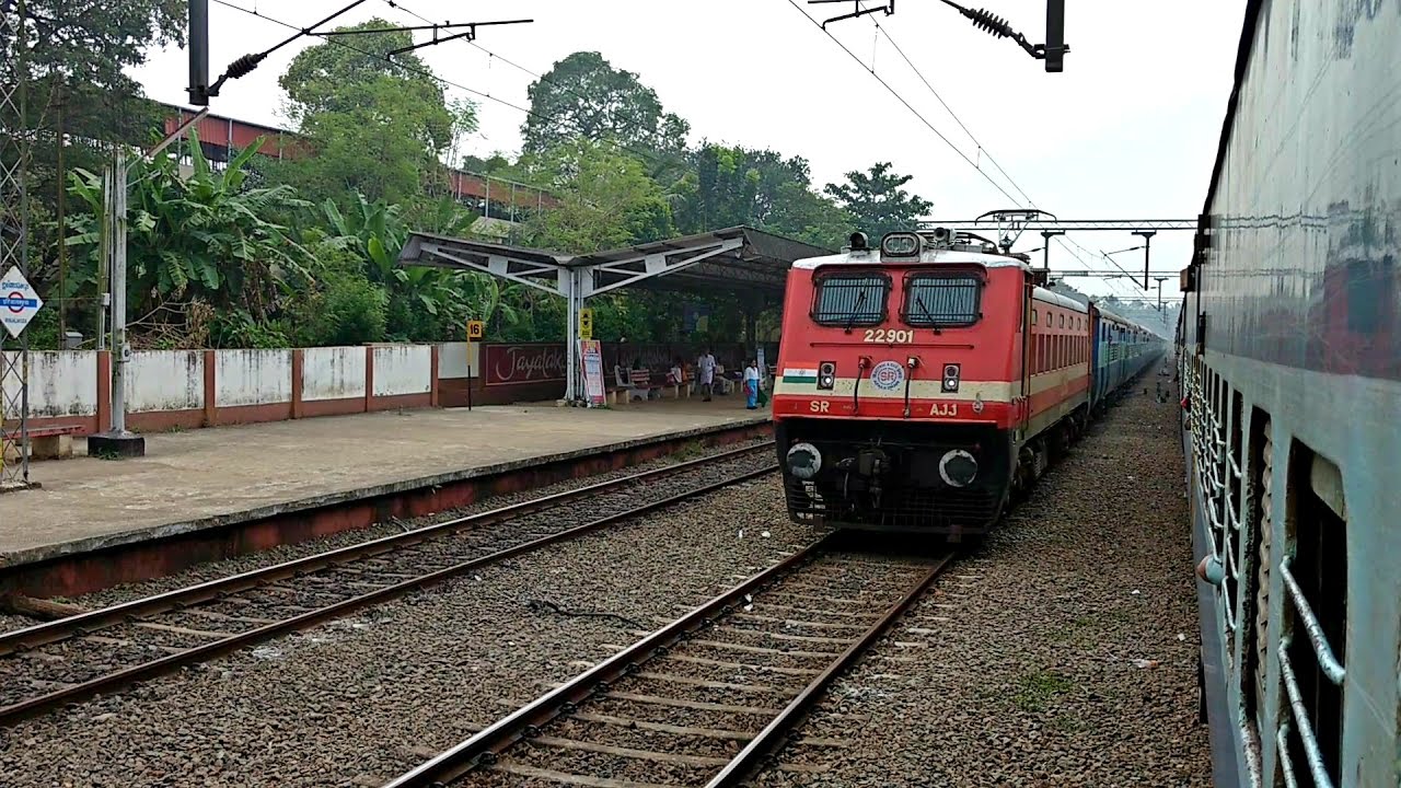 AJJ WAP4 Ernad Express relaxed overtake Nilambur Passenger - YouTube