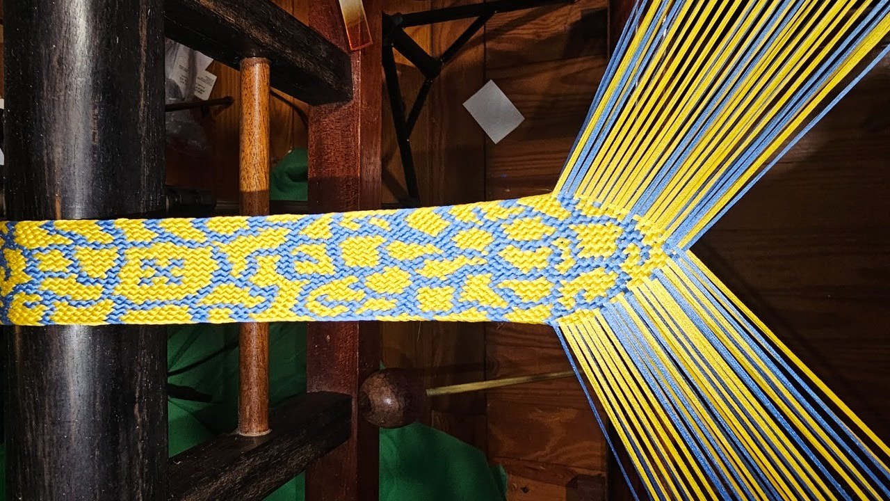 Kumihimo - Takadai Braiding Stream - 146- Gold and Lapis - YouTube