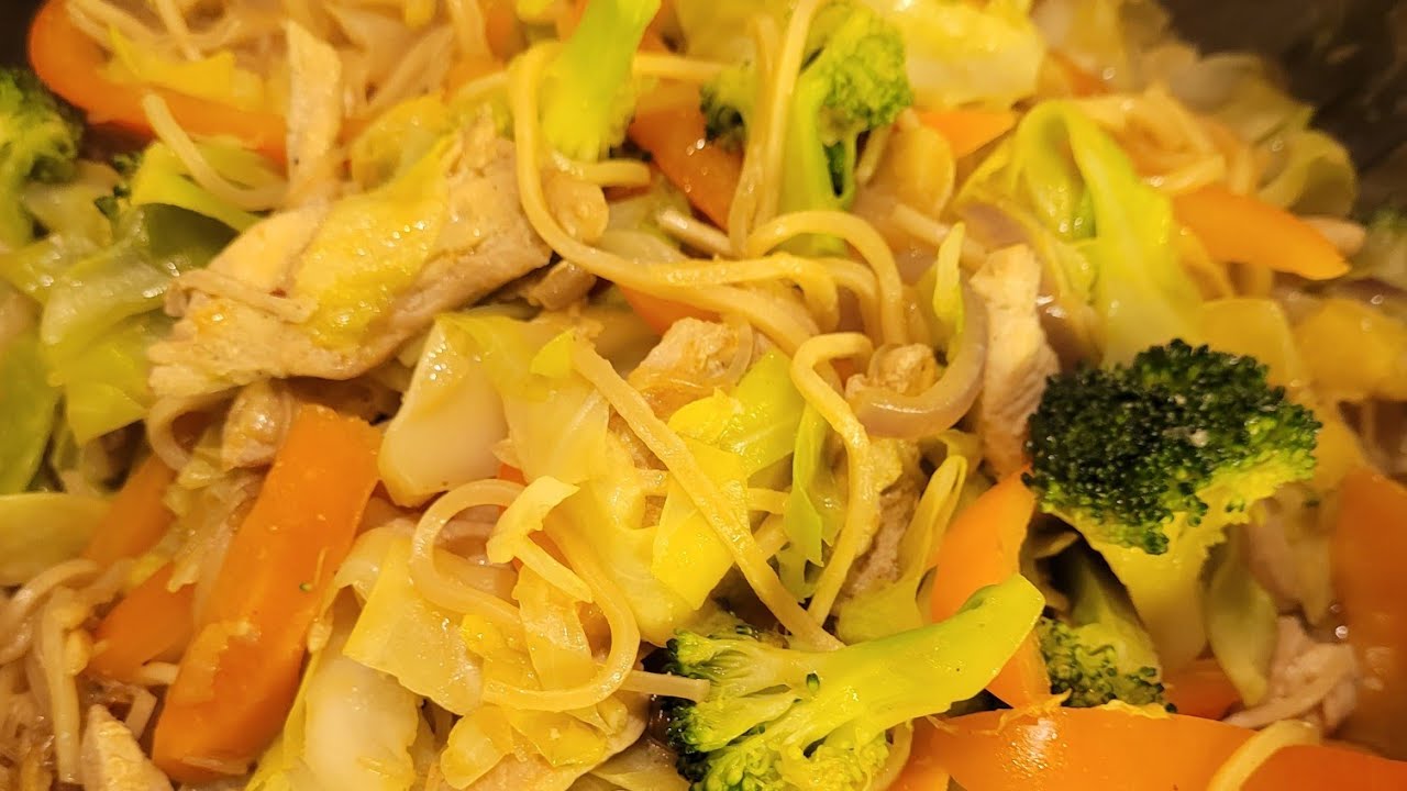 Delicious Pancit canton with chicken breast & Shrimps #christmasfood ...
