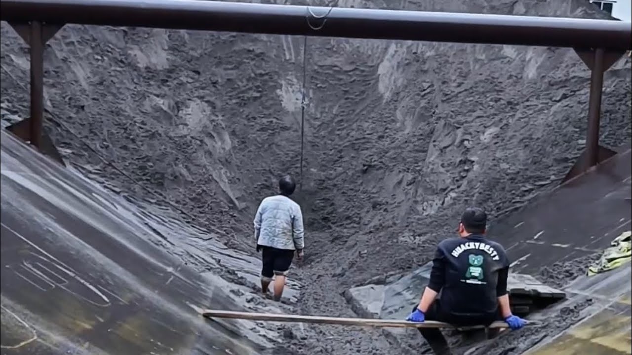 Barge unloading 3500 tons of alluvial sand part 2 - my work on the ...