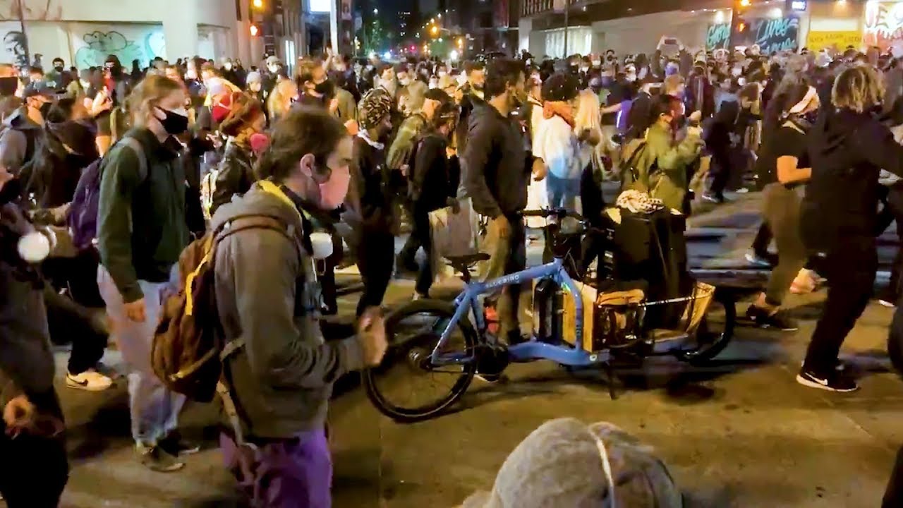 Oakland, California protestors Spread Positivity by Dancing Together in ...