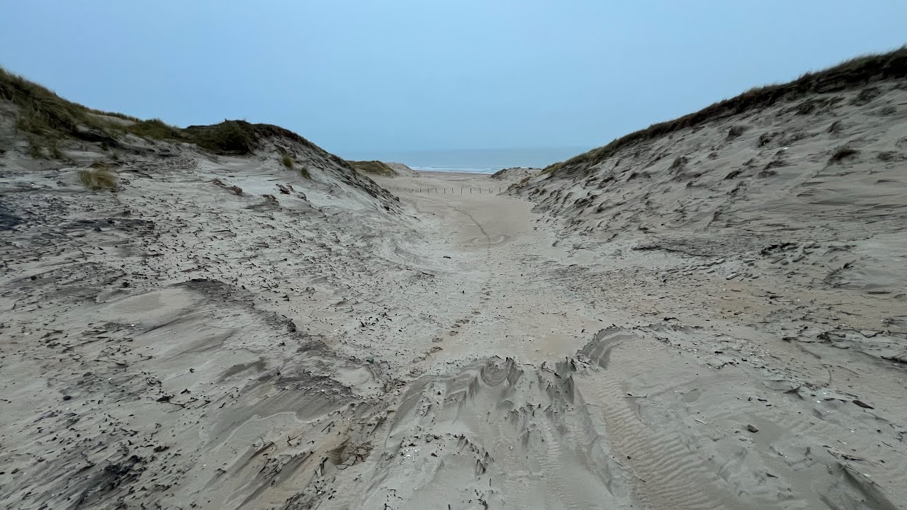 Het zoute zeezand stuift, via 5 GATEN in de zeewering, naar het ...