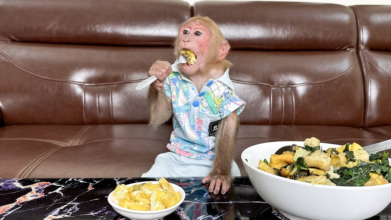 Bibi cooks delicious banana stewed snails with Mom! - YouTube