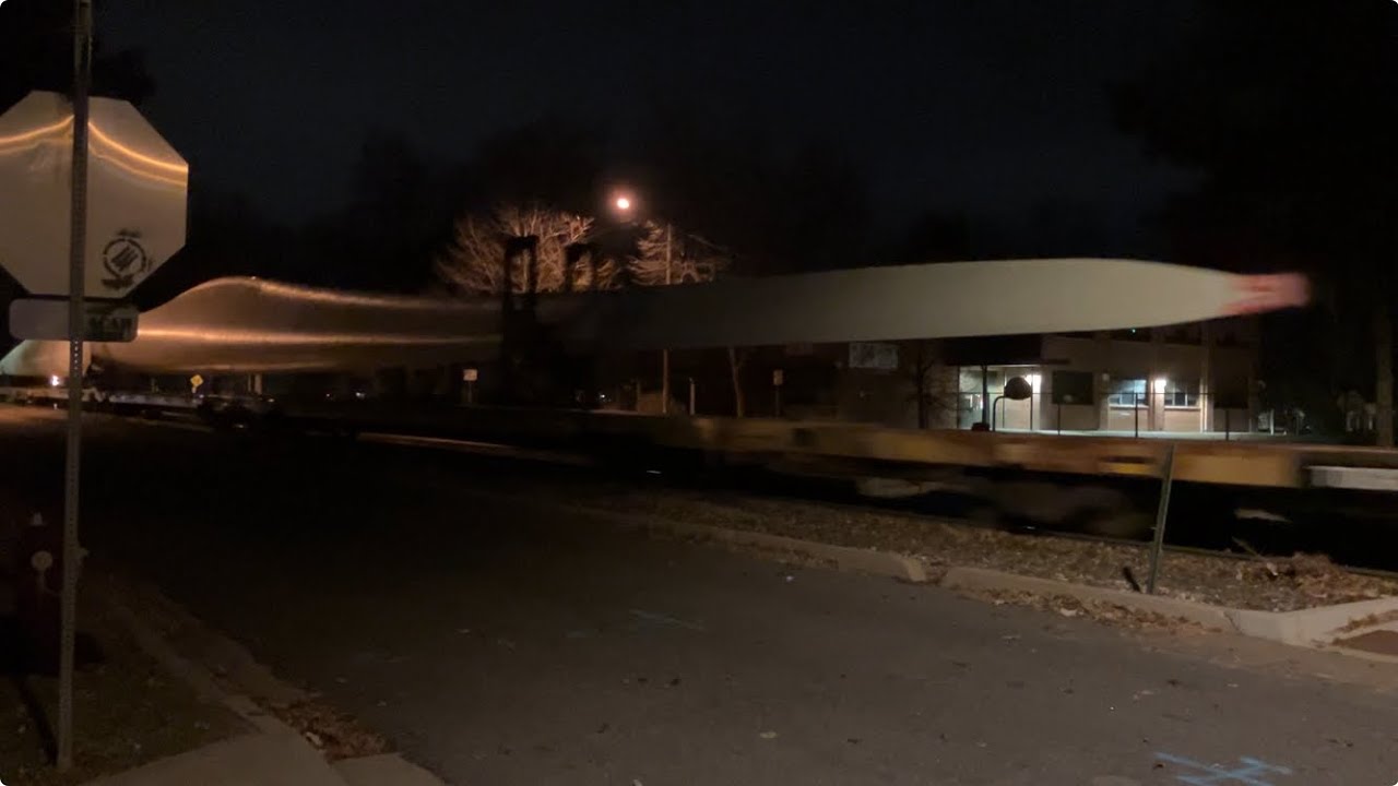 BNSF 8253 leads a windmill blade train at Longmont - YouTube