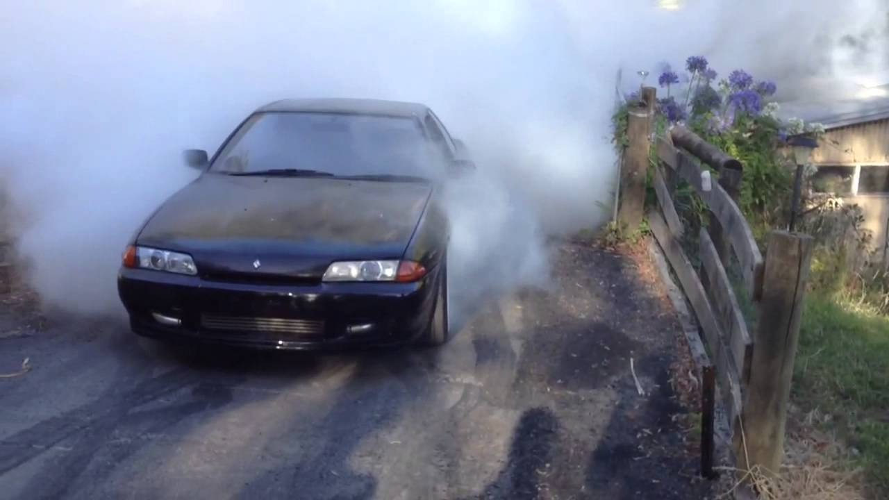 Nissan Skyline R32 Burnout turbo blows - YouTube
