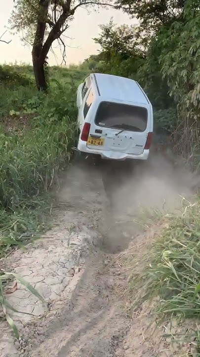 溝に落ちるとデフがあたり スタックします #オフロード #ジムニー #jb23 #y川 - YouTube