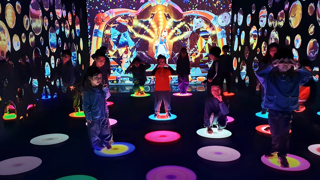 Алиса. Шанхай – открытие интерактивного парка Hello Park - YouTube