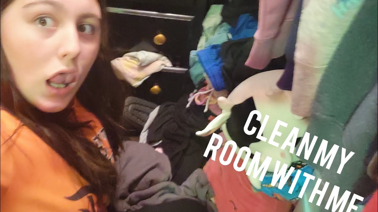 Clean my room with me (Super messy) - YouTube