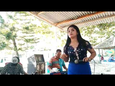 Bojo anyar...  Sek fokus ro sek cowok,,  cuma pegang mik aja..  Gak bisa nyanyi...