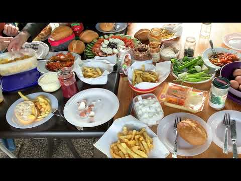 Bahçede kahvaltı... Araba süren teyzenin bahçesinden