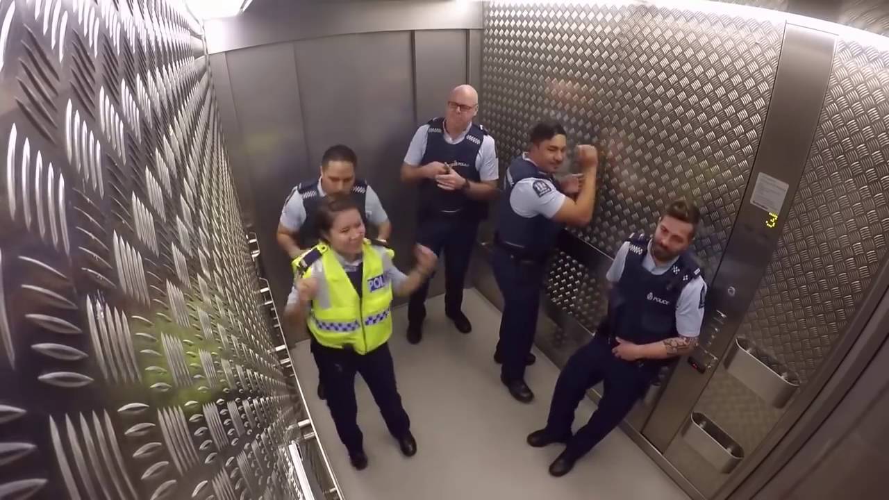 Quand la police Néo-Zélandaise mettent l'ambiance dans un ascenseur ...