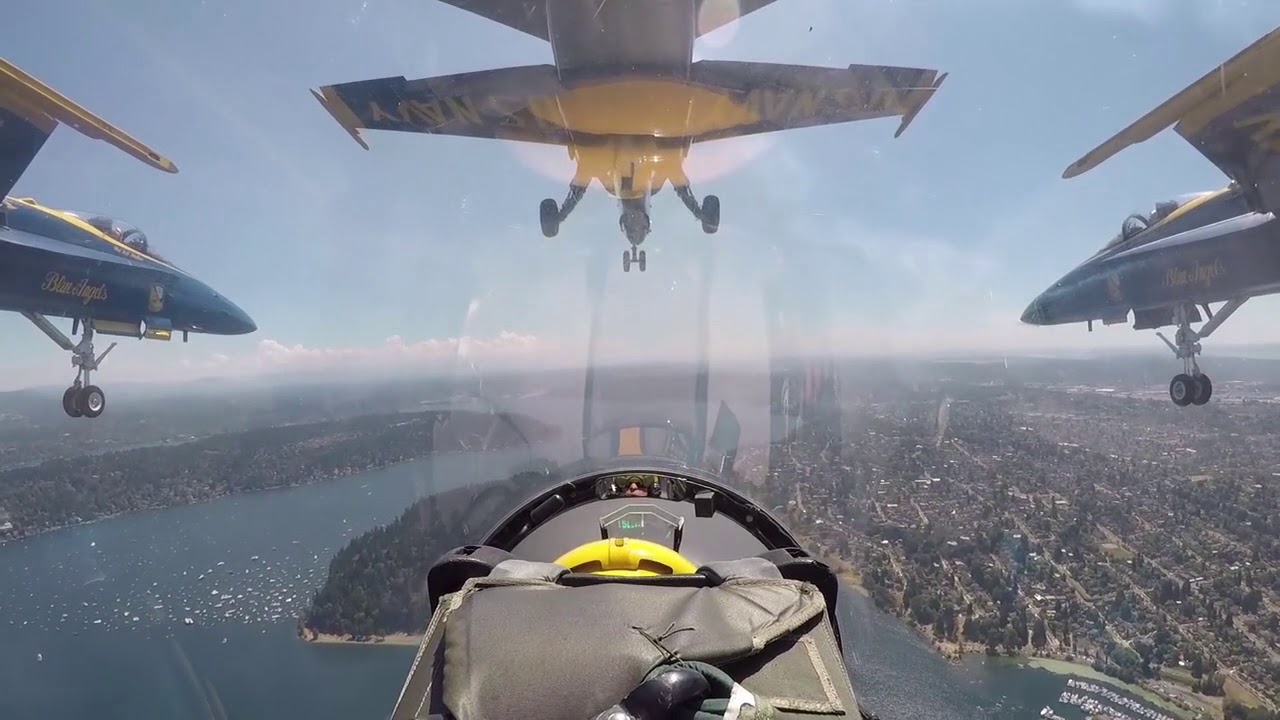 PILOTS VIEW US Military BLUE ANGELS pilots flying aerobatic maneuvers ...