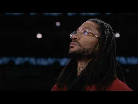 Derrick Rose sees his banner for the first time!