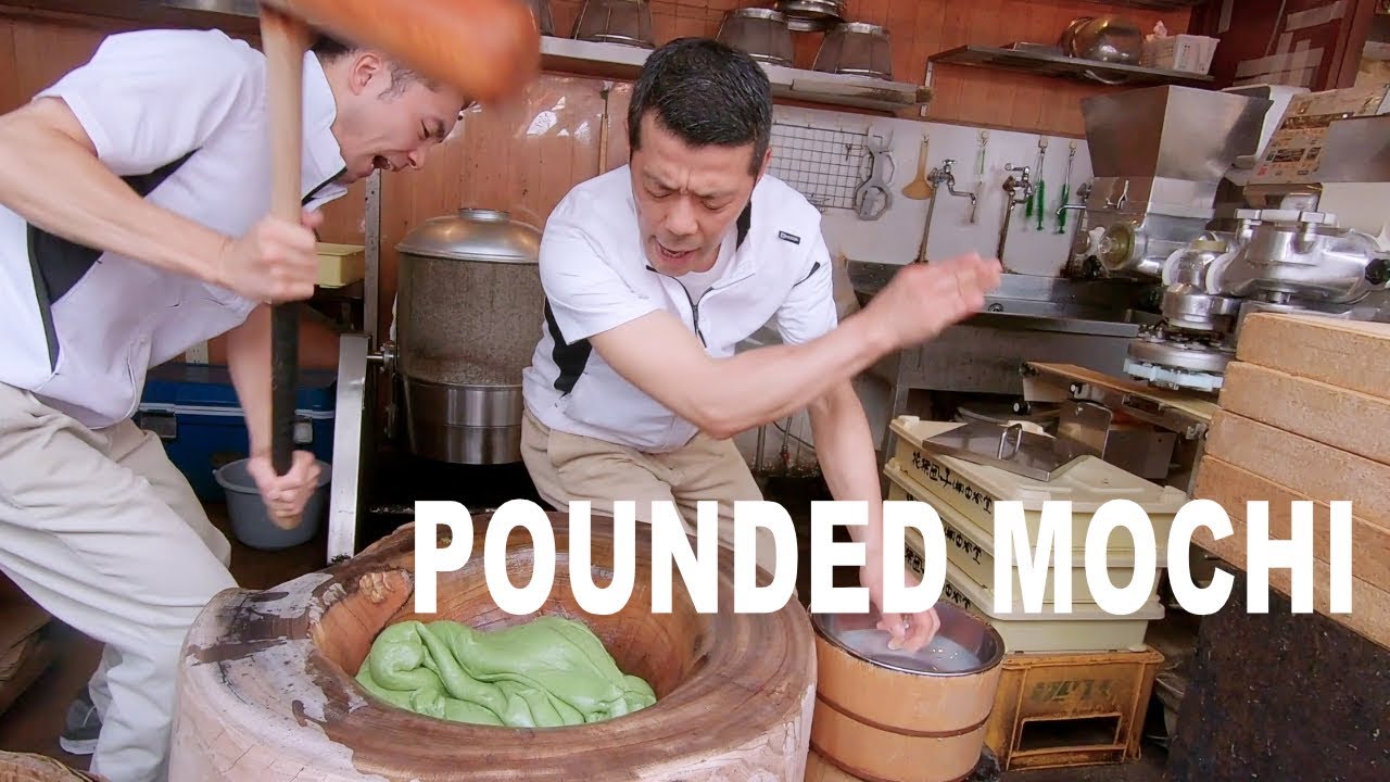 FAST MOCHI POUNDING - Traditional Method at Nakatanidou in Nara Japan ...