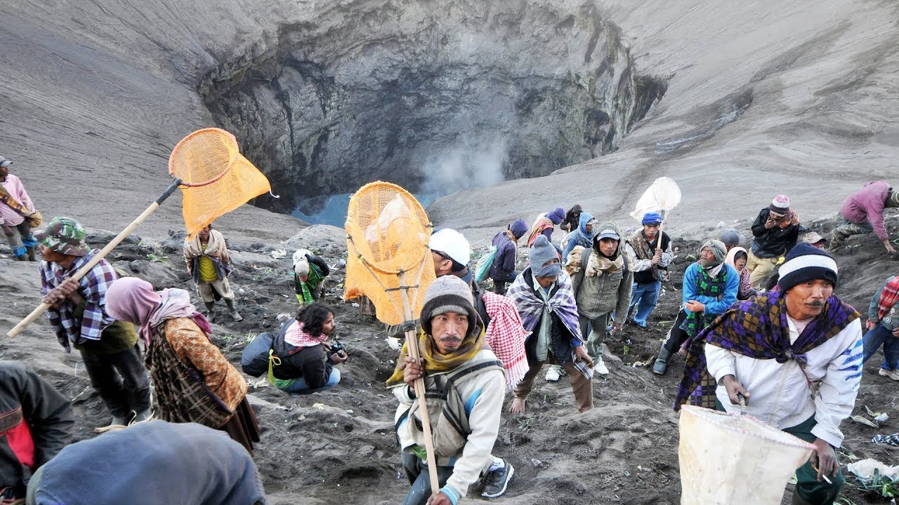 Java : le pèlerinage le plus risqué du monde - ZAPPING NOMADE - YouTube