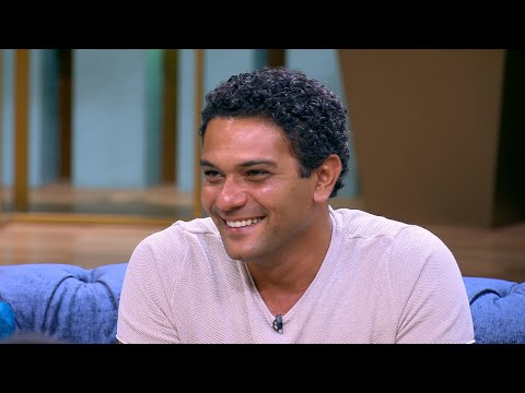 آسر ياسين يقلد  نيللي كريم في 100 وش | معكم منى الشاذلي