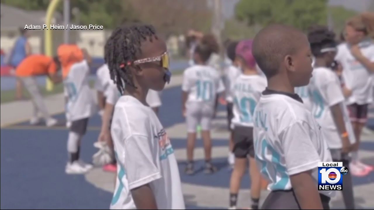 Kids experience NFL training in Miami-Dade - YouTube