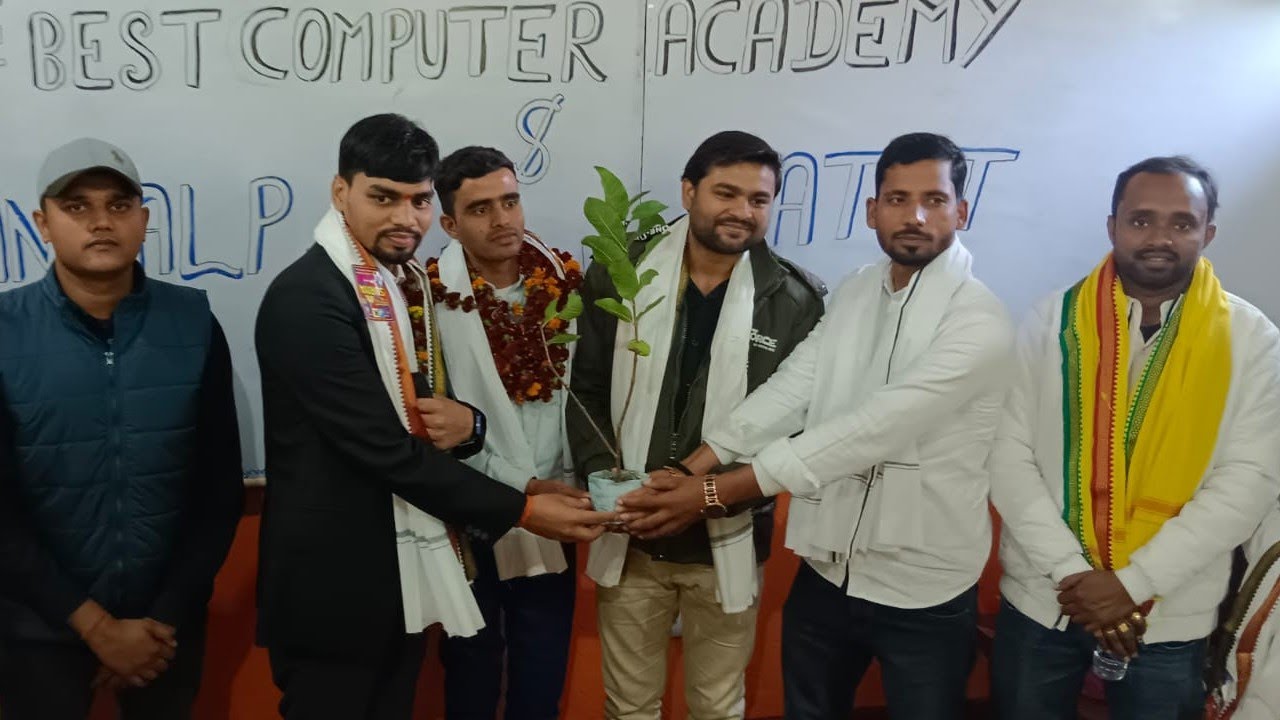 The Best Computer Academy or Sankalp Classes Patut बच्चों को संबोधित करते हुए Prof. Jitendar ...