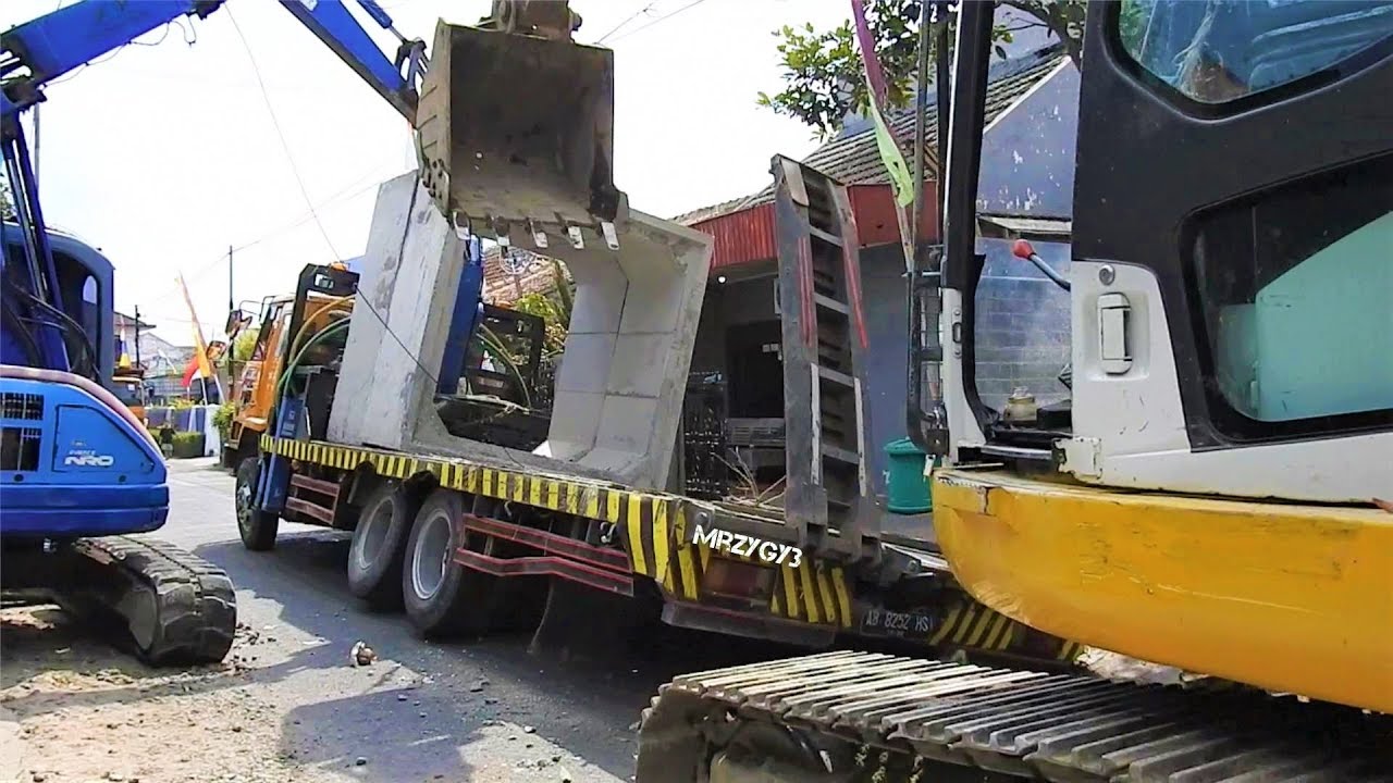 Self Loader Truck Stuck Recovery By Excavator Komatsu PC228 PC78 - YouTube