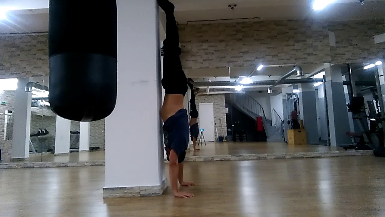 Chest to Wall Handstand ( Vidéo pour programmes ) - YouTube