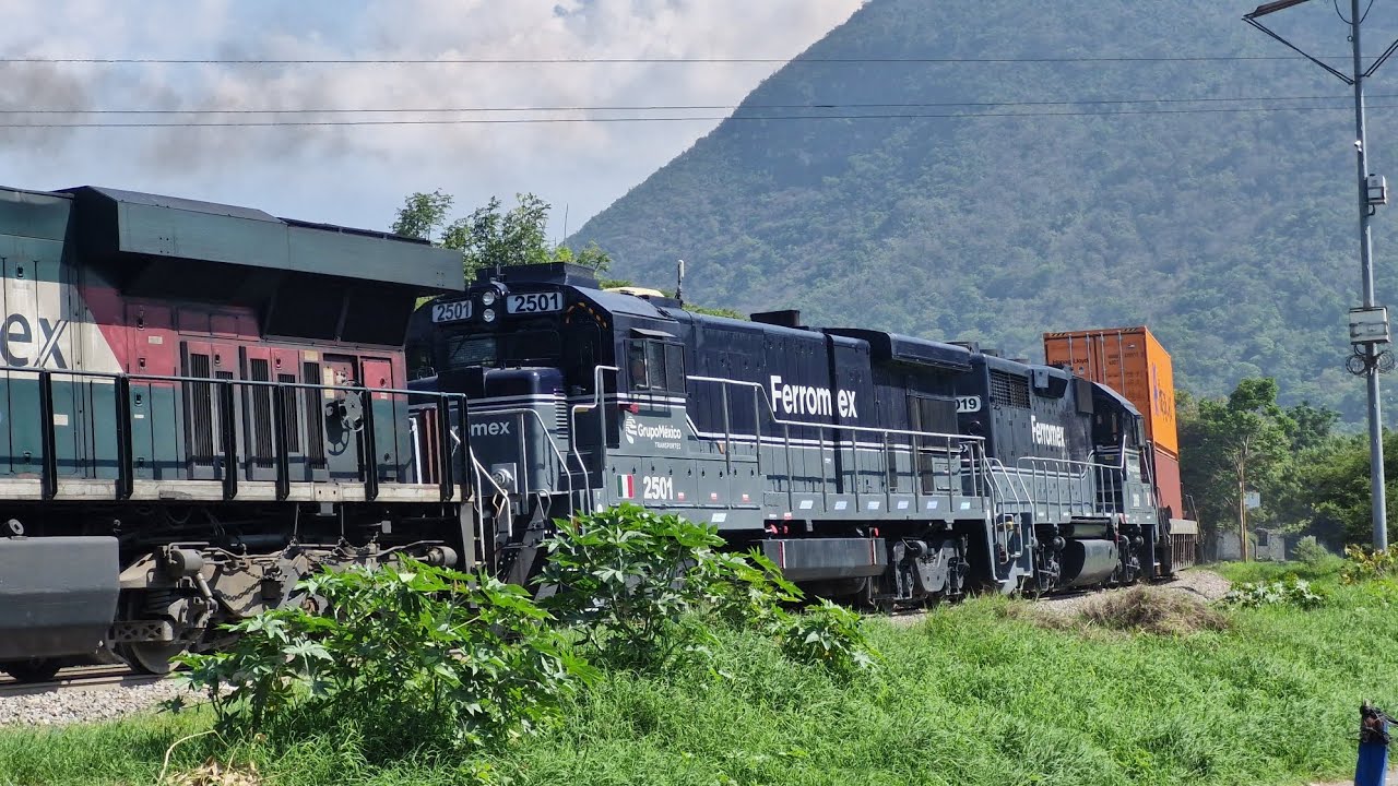 Increíble tren intermodal remolcando las locomotoras del tren ejecutivo ...