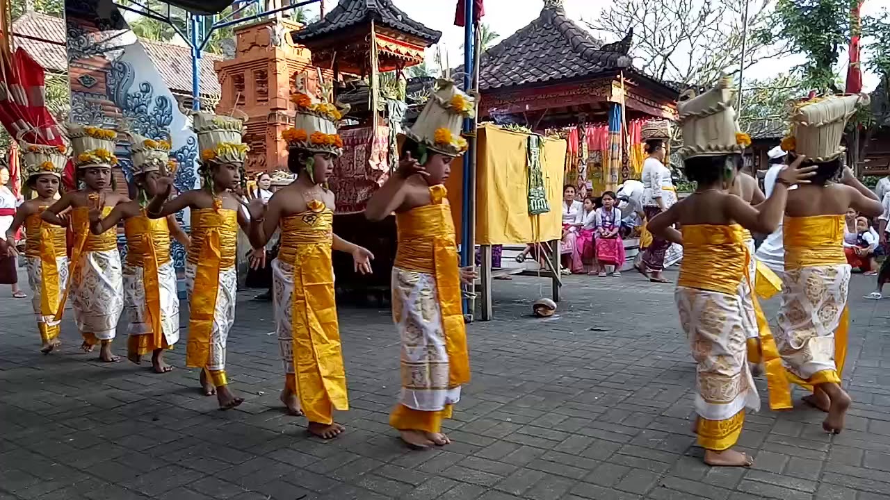 Rejang Dewa Dance - YouTube