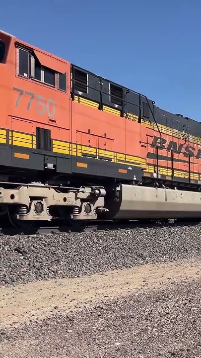 BNSF 7163 Leads ZALTSBD with nice wave - YouTube