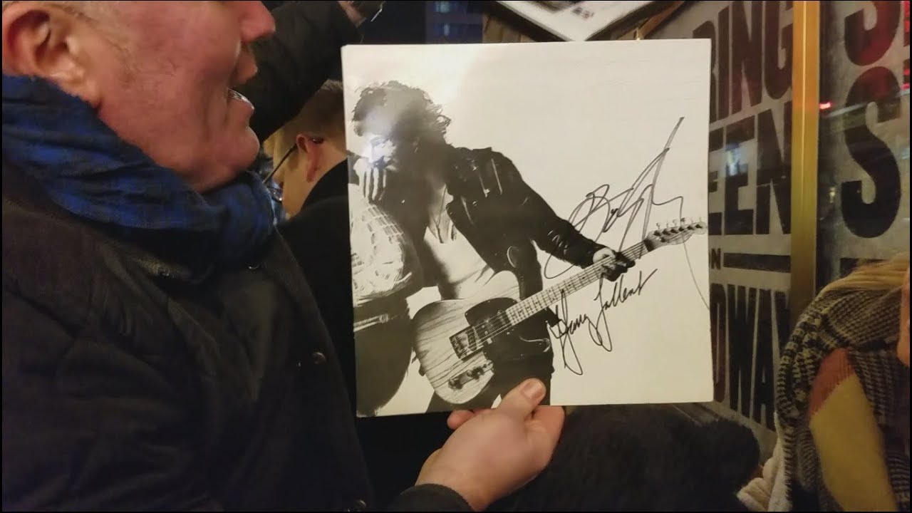 Bruce Springsteen Signs Autographs Before A Show 12/8/17 - YouTube