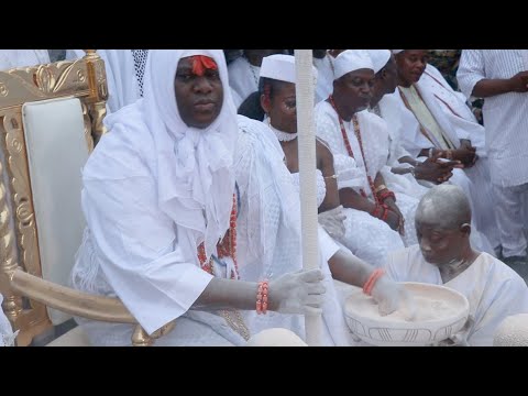 See The Magical White Power Ooni Of Ife Is Pouring On His People Head ...