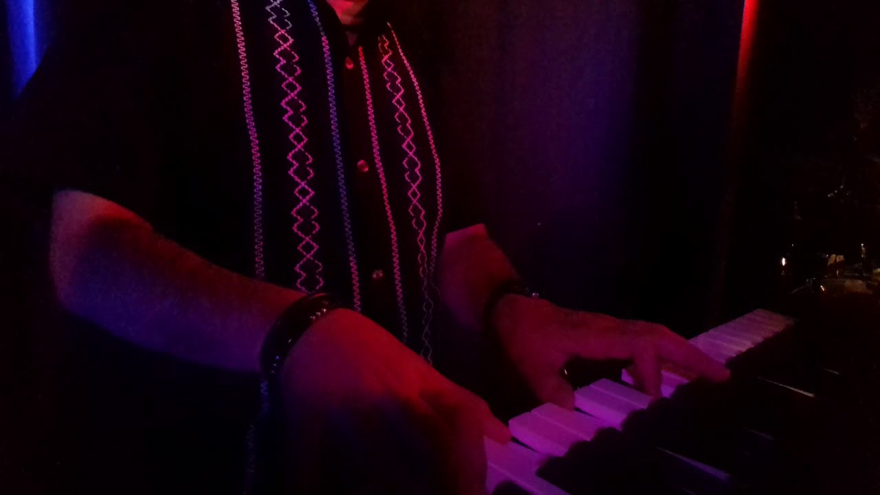 Isaac Zamora - La Media Vuelta (Radio Legado) KEY CAM - YouTube