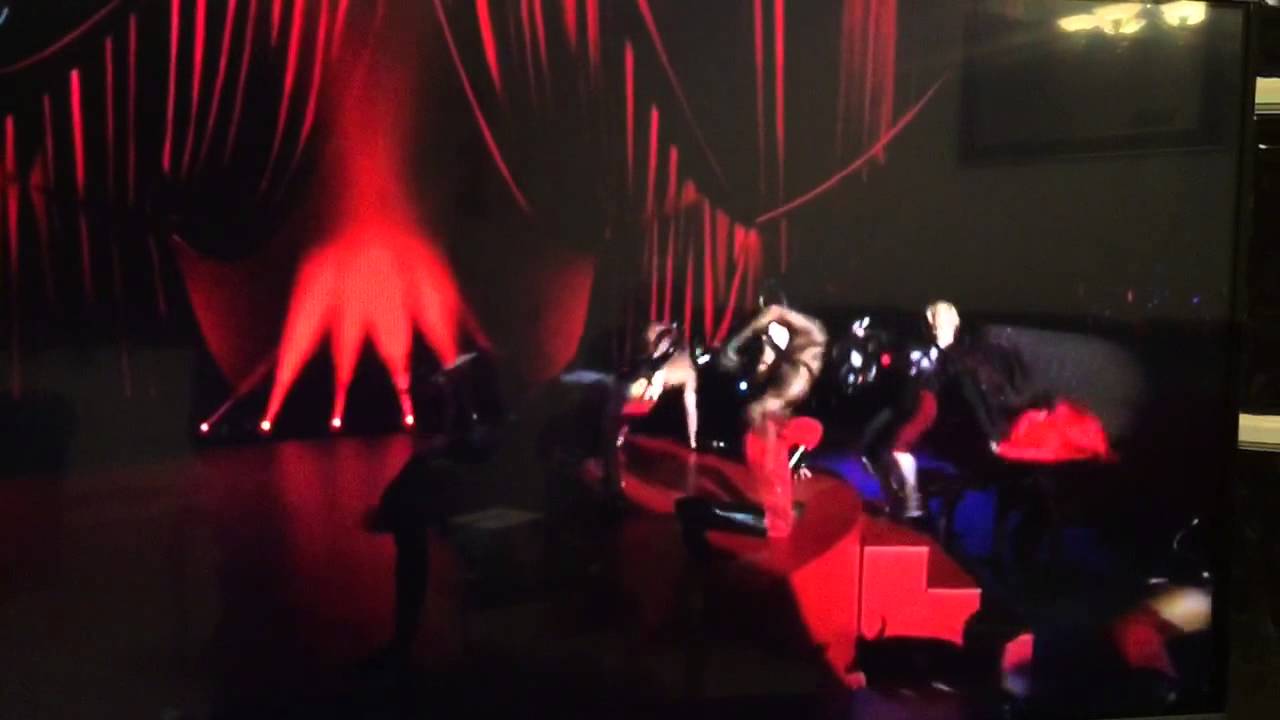 Madonna falling over at Brits - YouTube