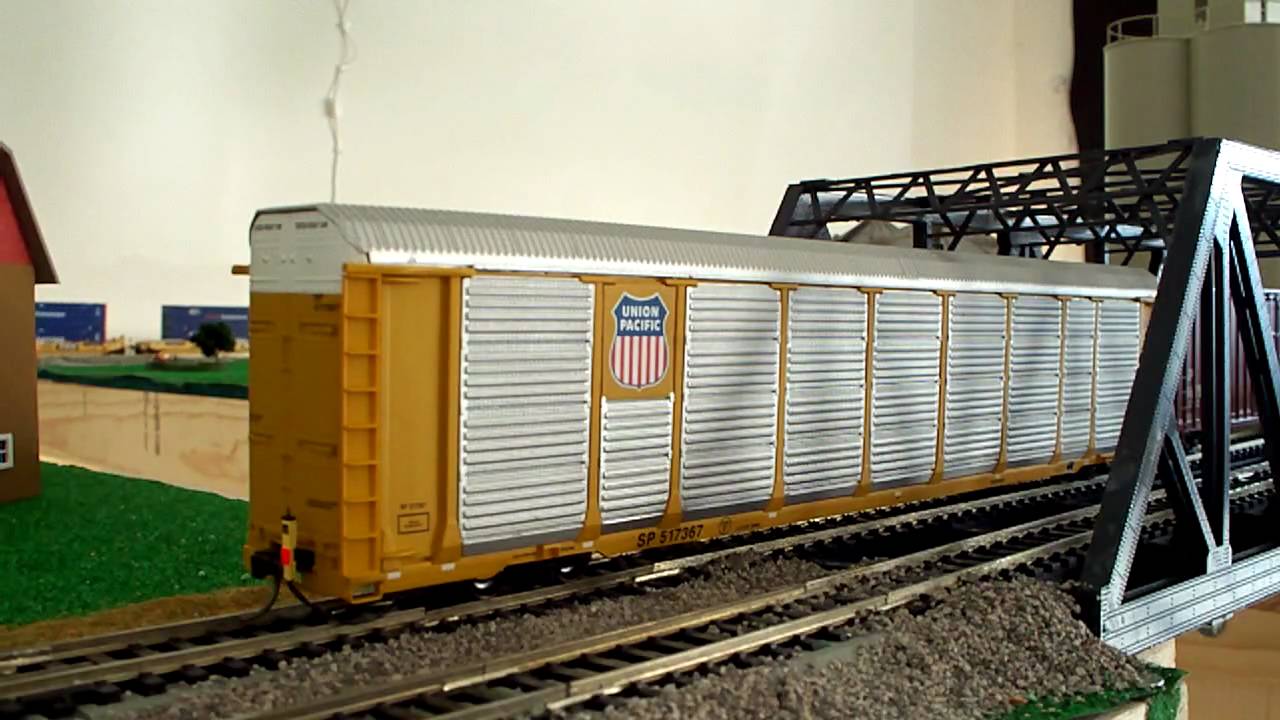 MTH HO scale SD70ACe pulling a short intermodal train - YouTube
