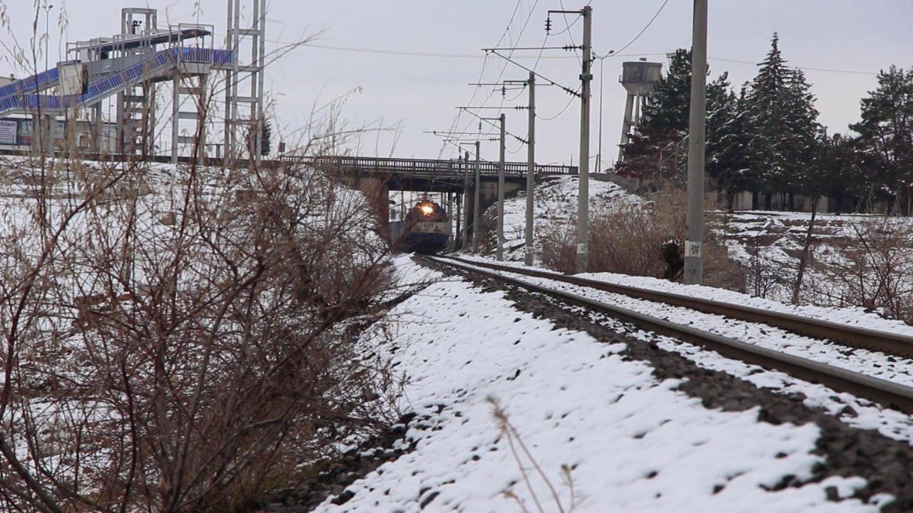 TCDD E 43000 Yük Treni Geçişi - YouTube