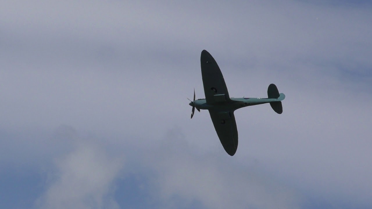 Spitfire PRXI PL-983 G-PRXI RAF Cosford 2019 - YouTube
