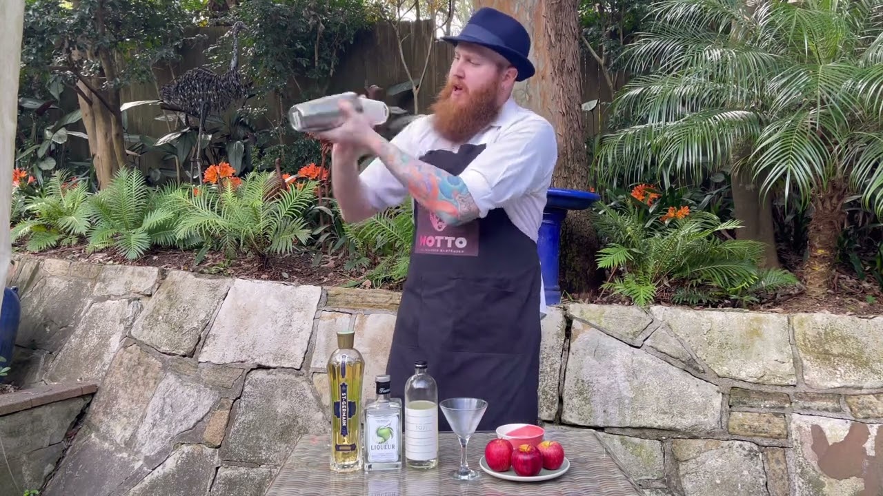 How to make the Apple Saketini - YouTube
