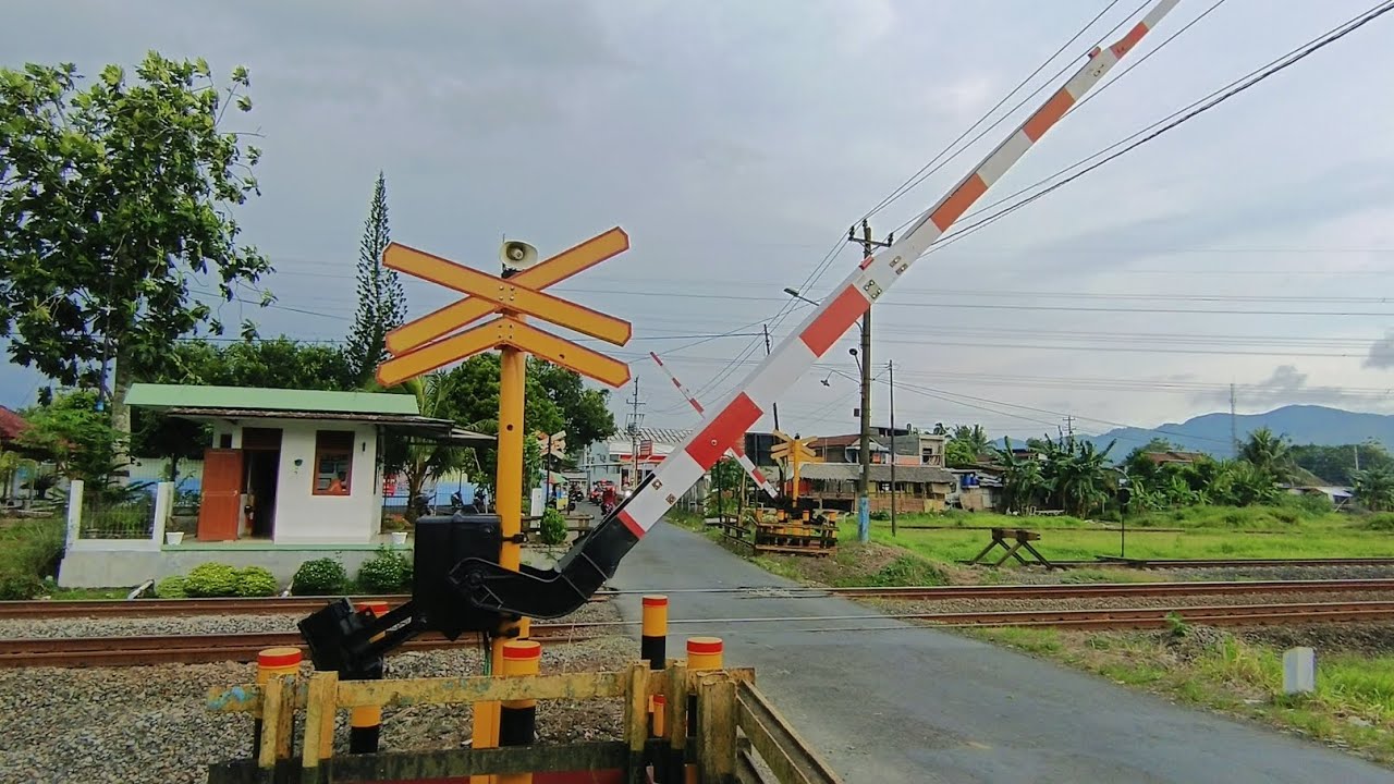 Perlintasan Kereta Api Stasiun Notog JPL 376 || Railroad Crossing ...