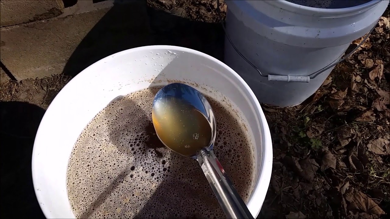 Finishing sap into maple syrup - YouTube